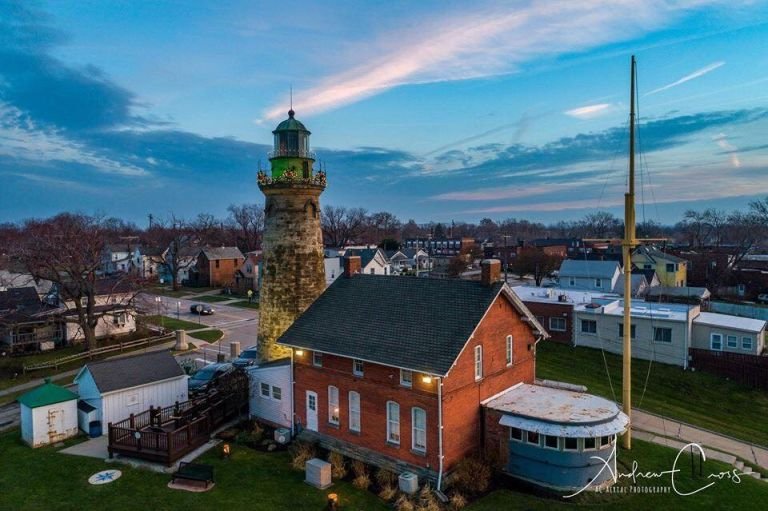 Historic Lighthouses - Fairport Harbor Tourism Council Website